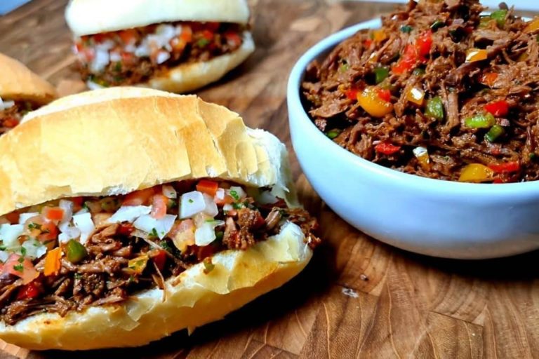 Pão com carne louca e vinagrete: Sugestão de Lanche prático e saboroso!